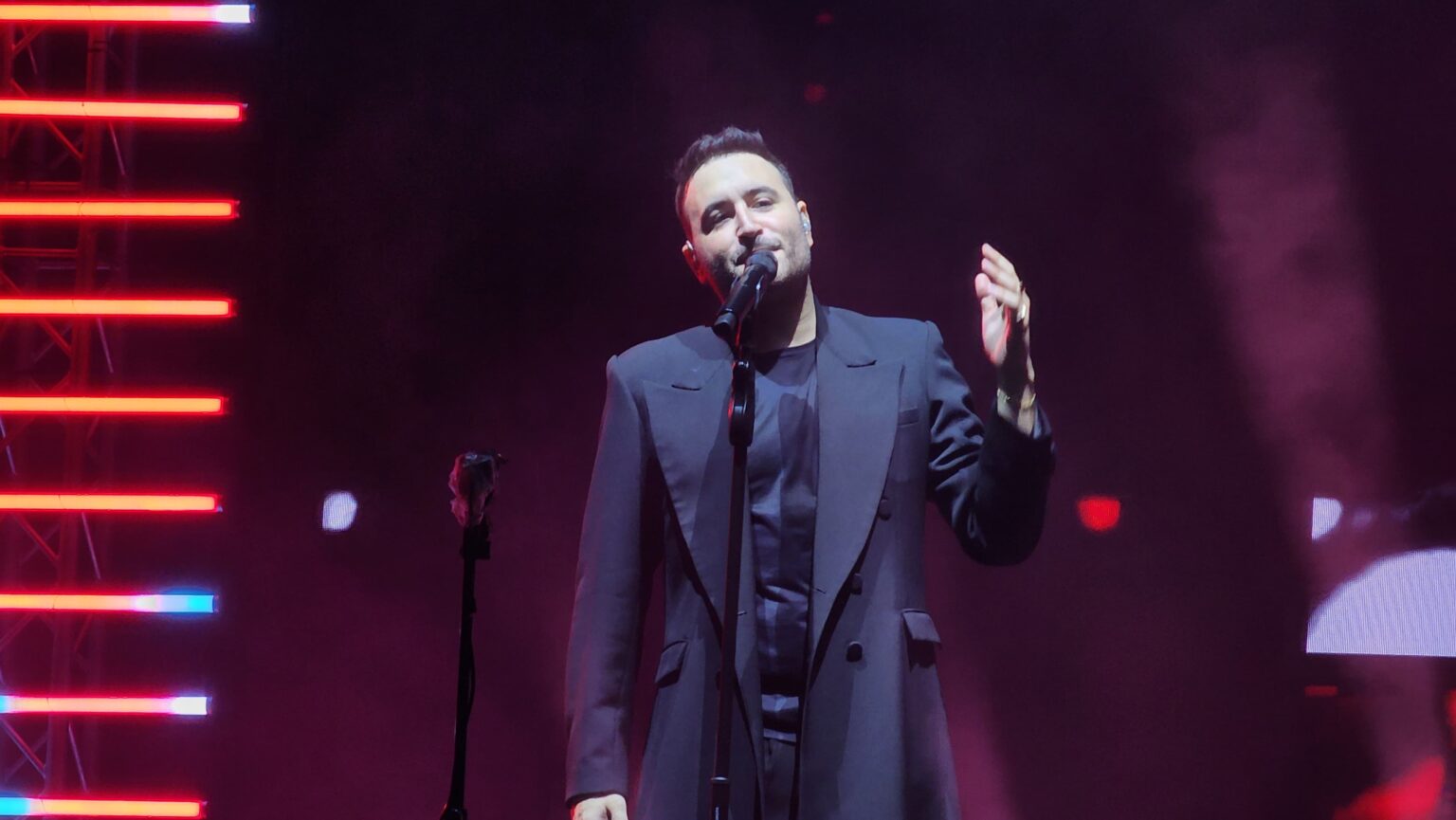 Reik conquista El Salvador con un espectacular show bajo la lluvia ...